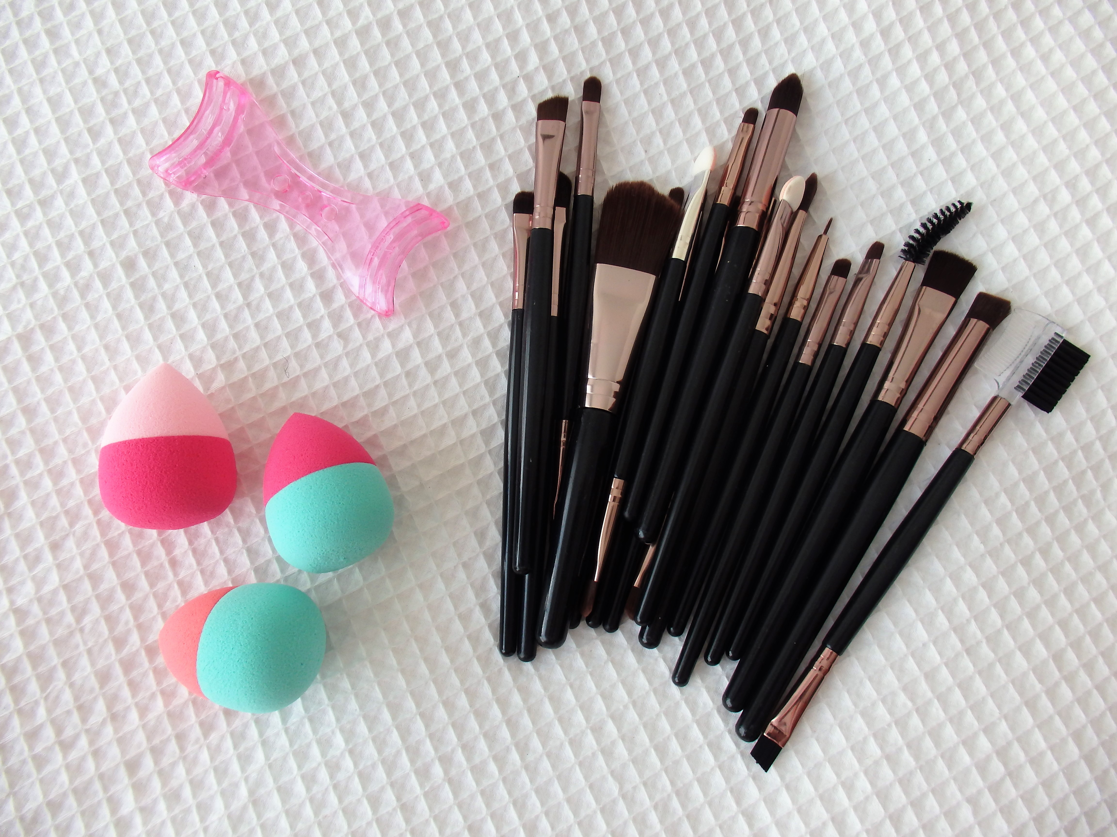 LOW COST MAKEUP TOOLS – The Gold Lipstick fashion blog